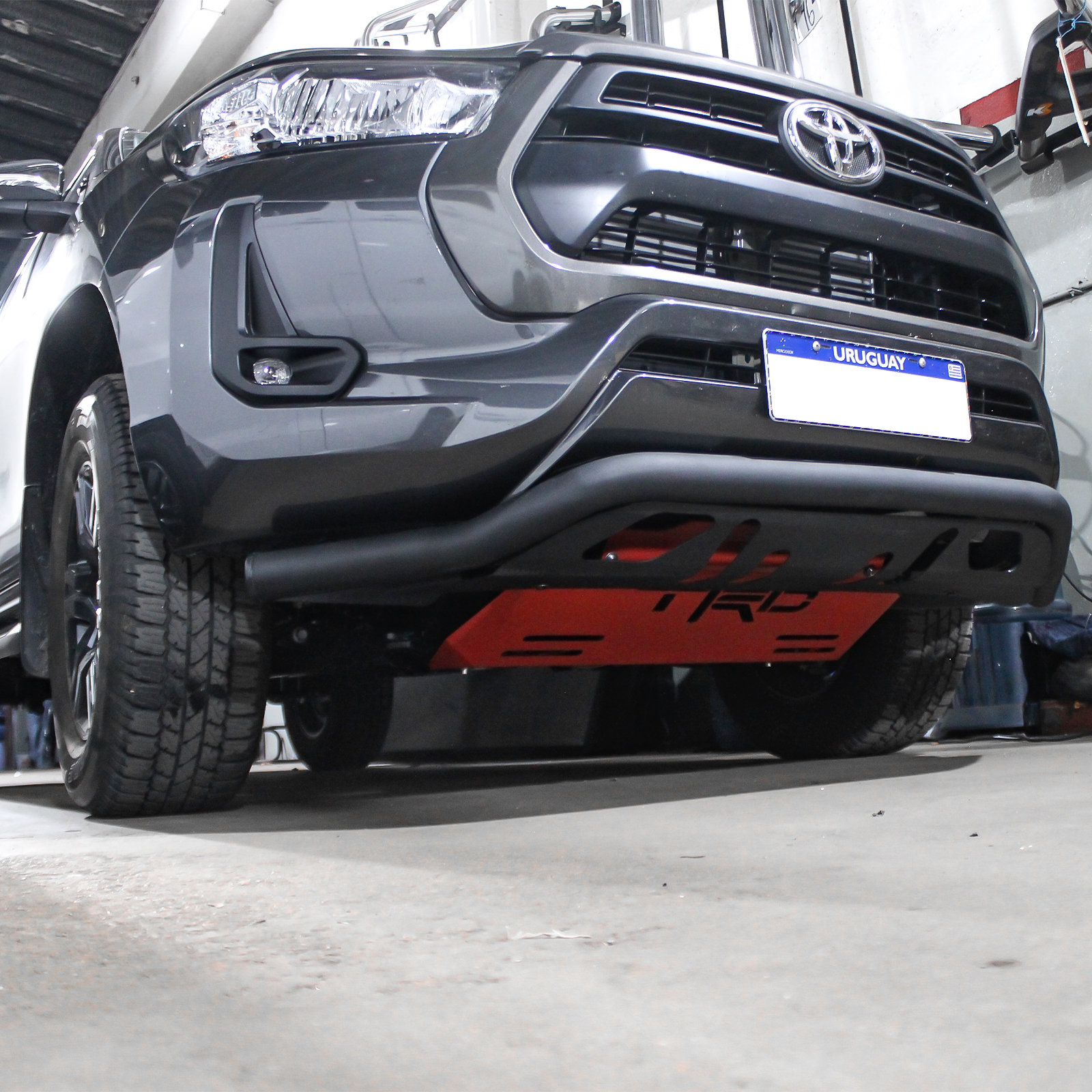 Cubre Carter Spaco Acero Rojo Toyota Hilux TRD 2016+ - ProtecCar