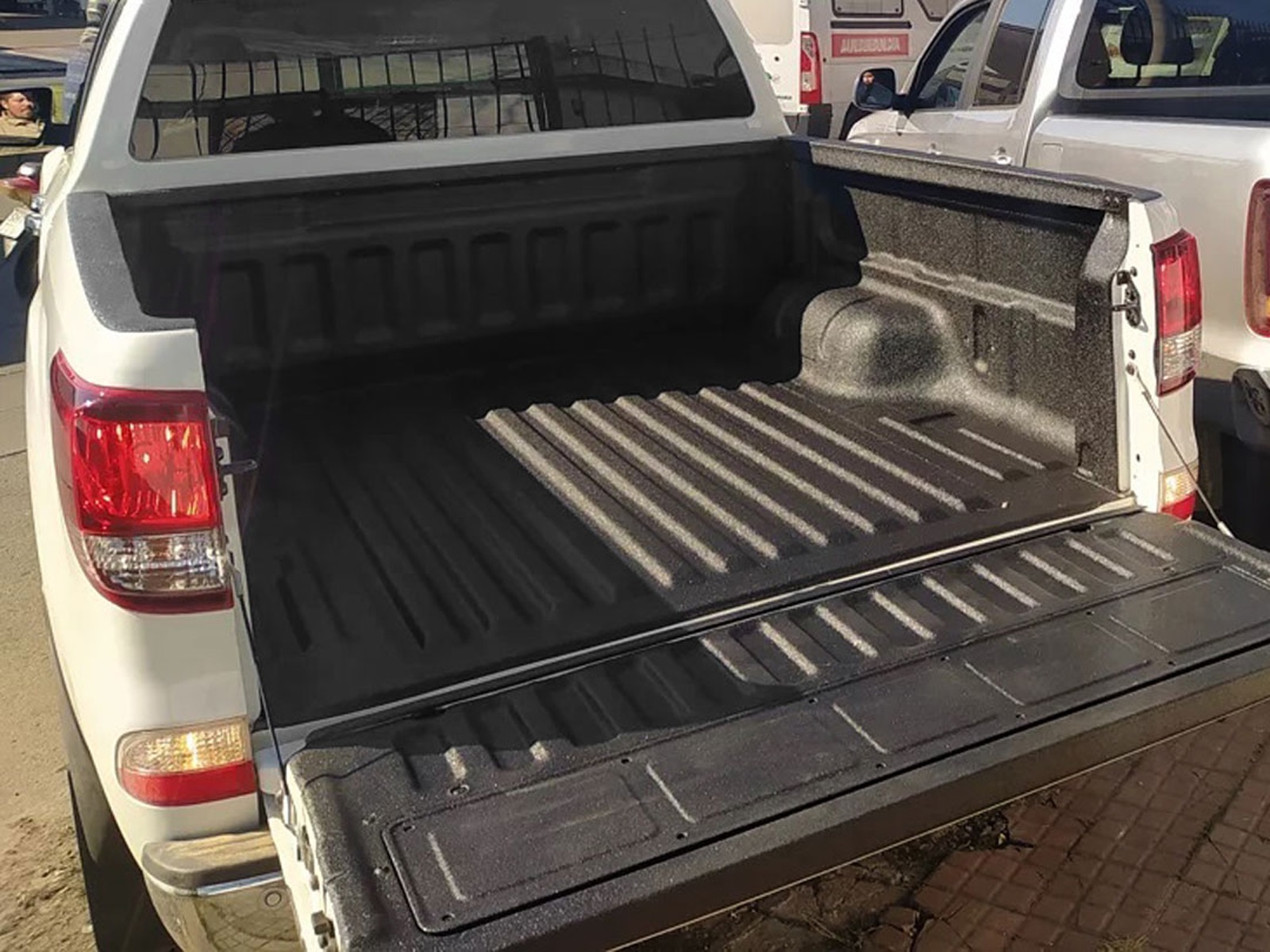 Recubrimiento Rhino Linings Volkswagen Amarok Doble Cabina - ProtecCar