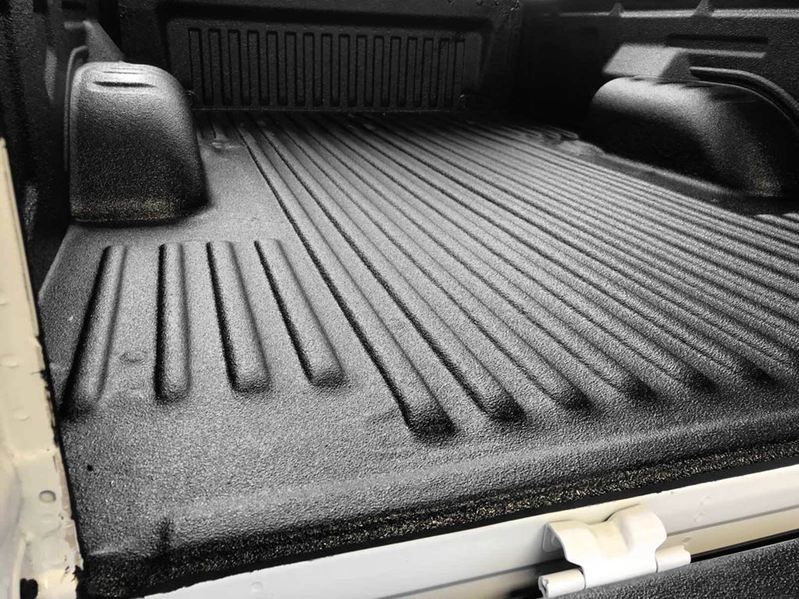 Recubrimiento Rhino Linings EFFA Plutus Doble Cabina - ProtecCar