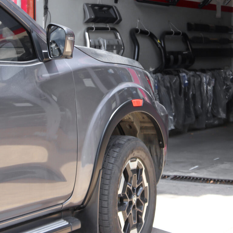 Fenders Spaco Negros C/Detalles Rojos Nissan Frontier 2016+ - ProtecCar