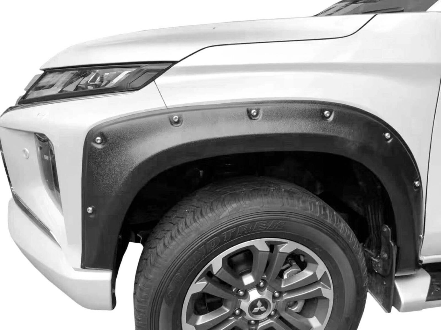 Fenders Lisos C/Agujeros Spaco Mitsubishi L200 2021+ Negro - ProtecCar
