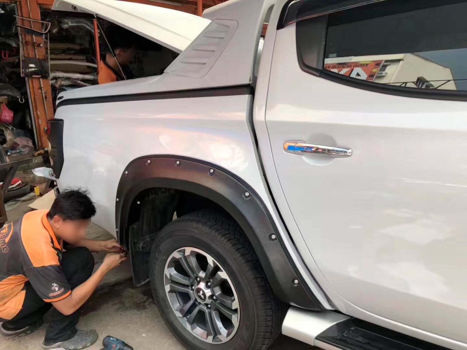 Fenders Con Agujeros Spaco Mitsubishi L200 2016-2019 Negro - ProtecCar