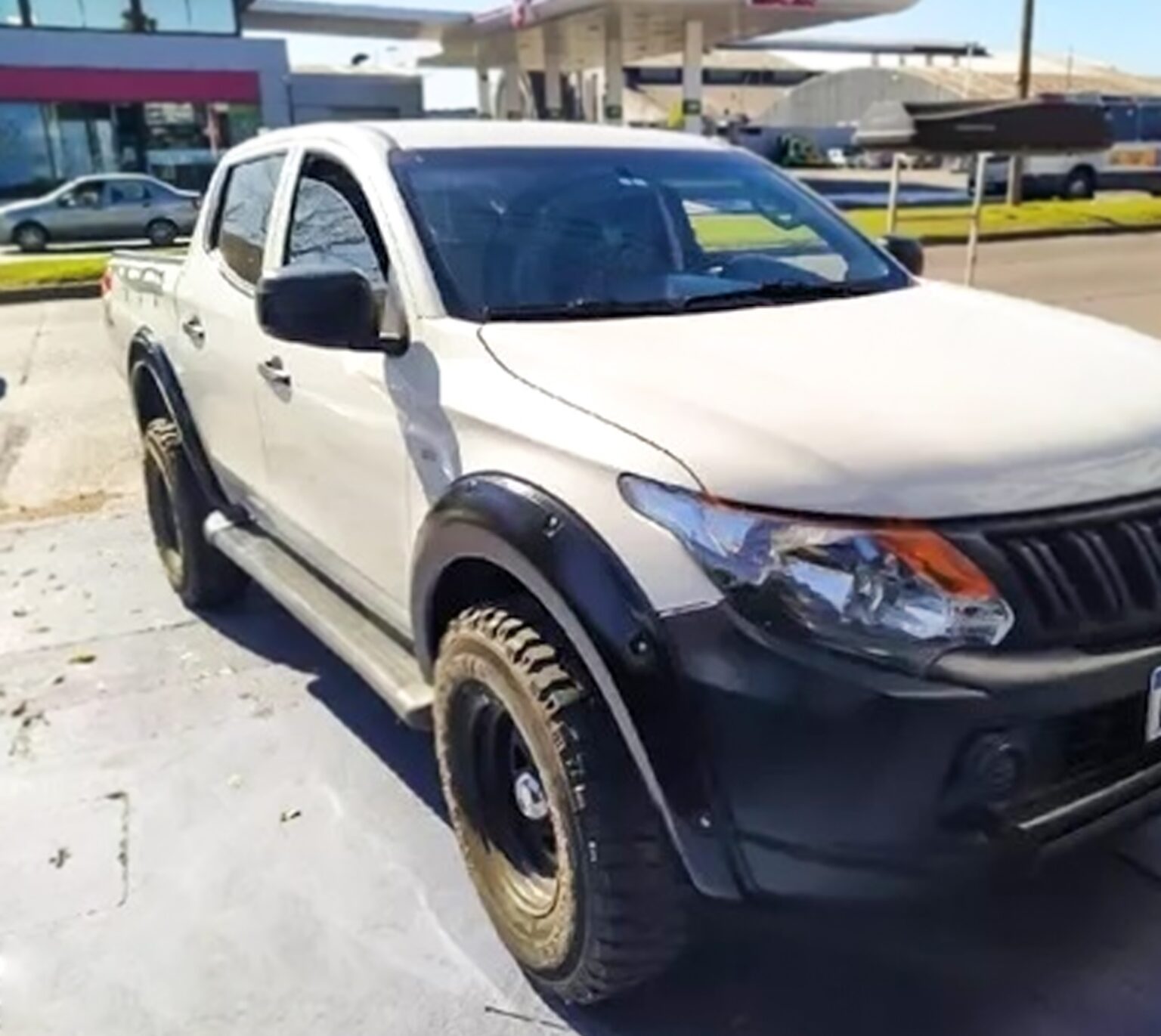 Fenders Sunz Plástico Mitsubishi L200 Negro - ProtecCar