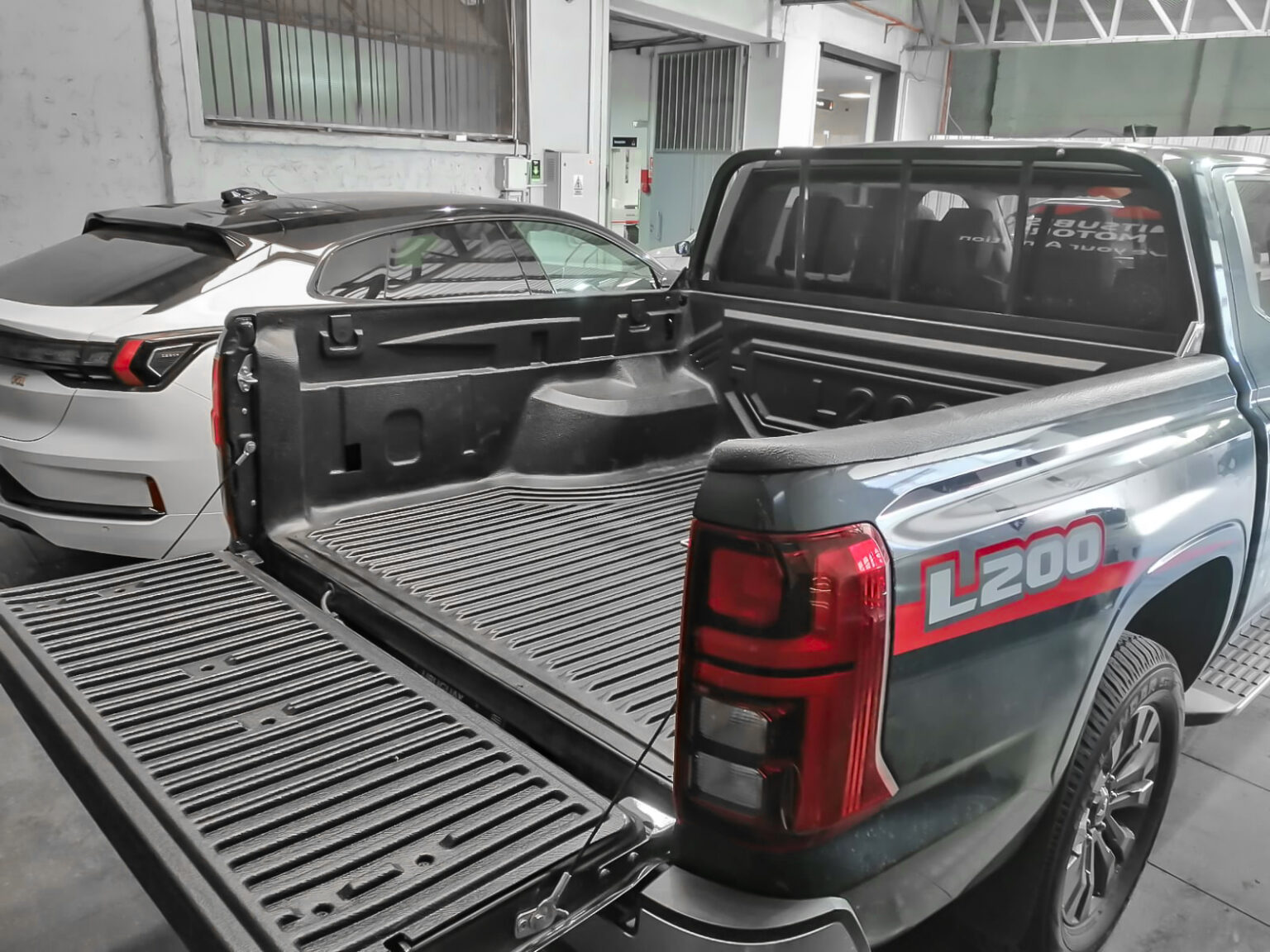 Cubre Caja Con Bordes Polietileno Mitsubishi L200 2024+ DC - ProtecCar