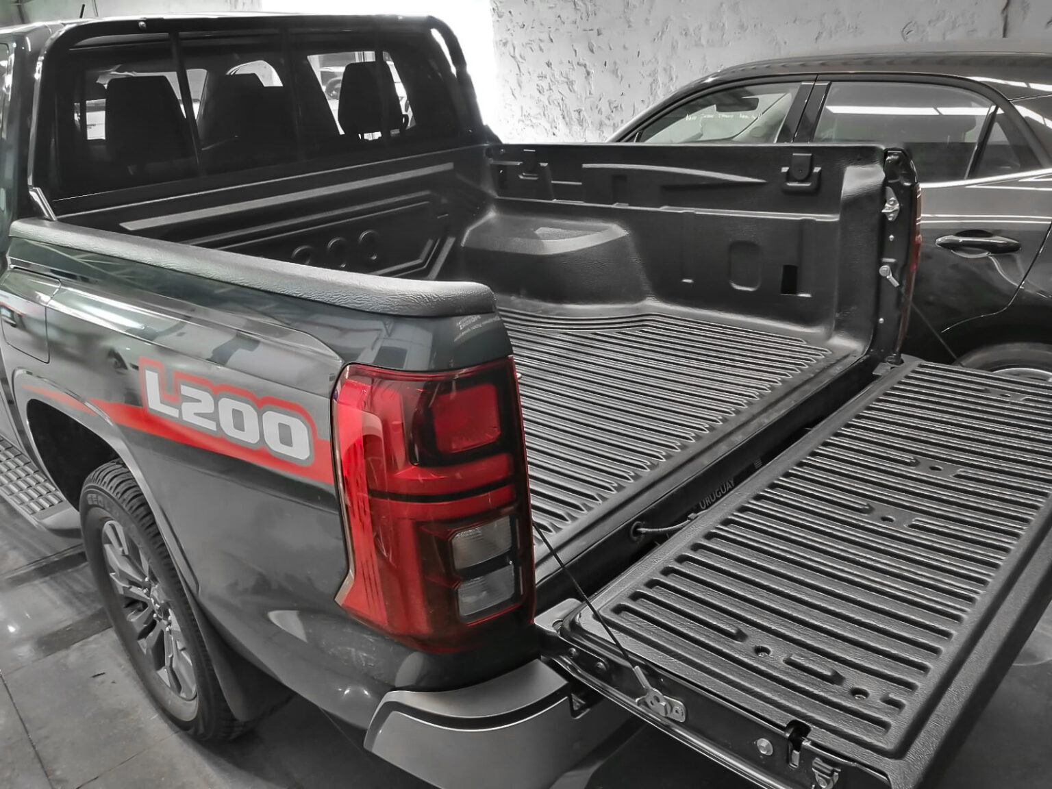 Cubre Caja Con Bordes Polietileno Mitsubishi L200 2024+ DC - ProtecCar
